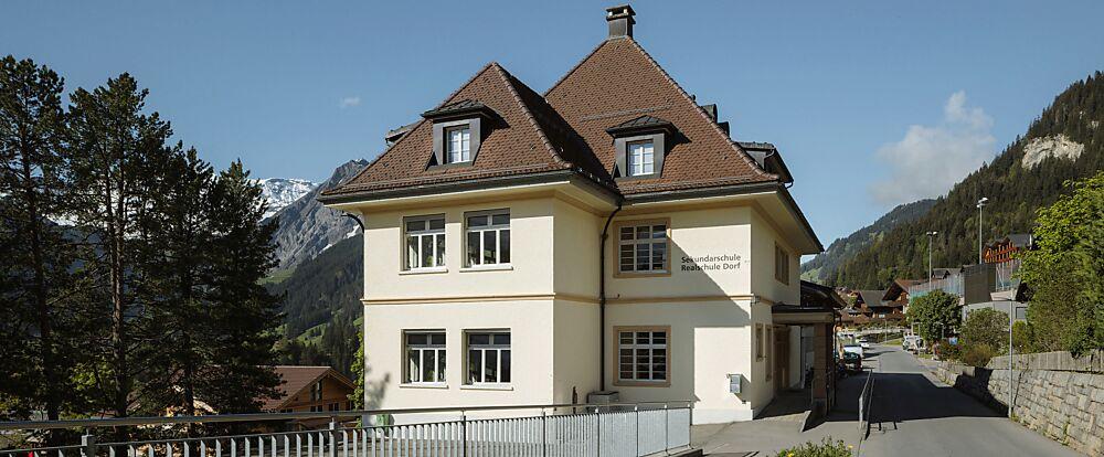 Schultheater "Wie im Saal ds Liecht usgit"