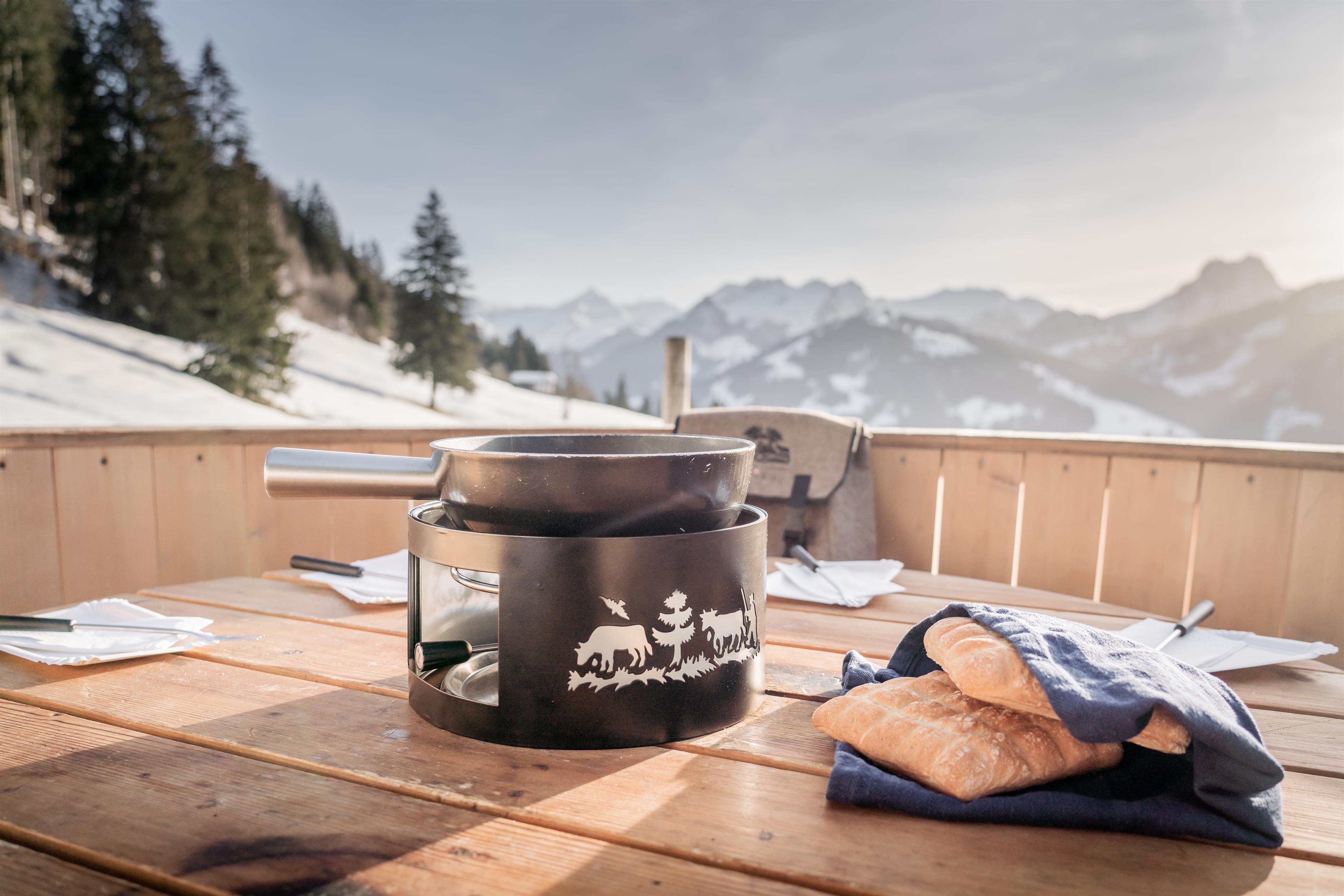 Fondue backpack Schönried Dairy with Gstaad Card