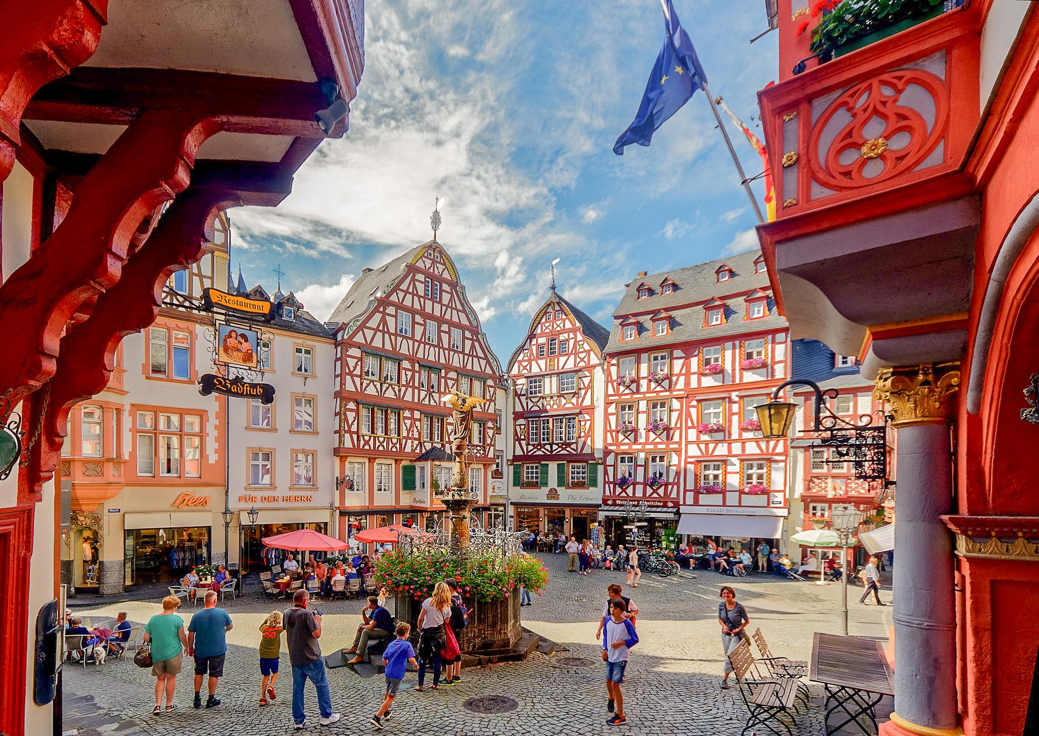 Historic market square in Bernkastel | Infosystem